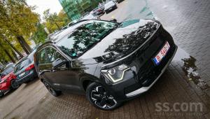 Black Kia Niro 2023 in Riga, with an engine capacity of 0.00 L and mileage of 108 thousand km for 26450 €, photo 5 on AUTOMOTO.COM.LV