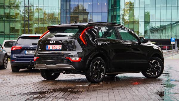 Black Kia Niro 2023 in Riga, with an engine capacity of 0.00 L and mileage of 108 thousand km for 26450 €, photo 6 on AUTOMOTO.COM.LV