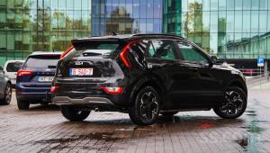 Black Kia Niro 2023 in Riga, with an engine capacity of 0.00 L and mileage of 108 thousand km for 26450 €, photo 6 on AUTOMOTO.COM.LV