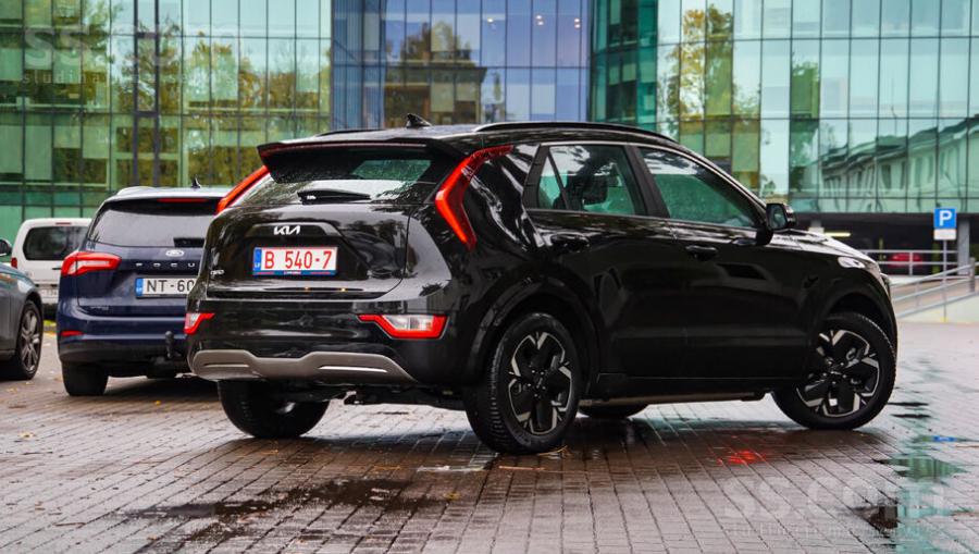 Black Kia Niro 2023 in Riga, with an engine capacity of 0.00 L and mileage of 108 thousand km for 26450 €, photo 6 on AUTOMOTO.COM.LV