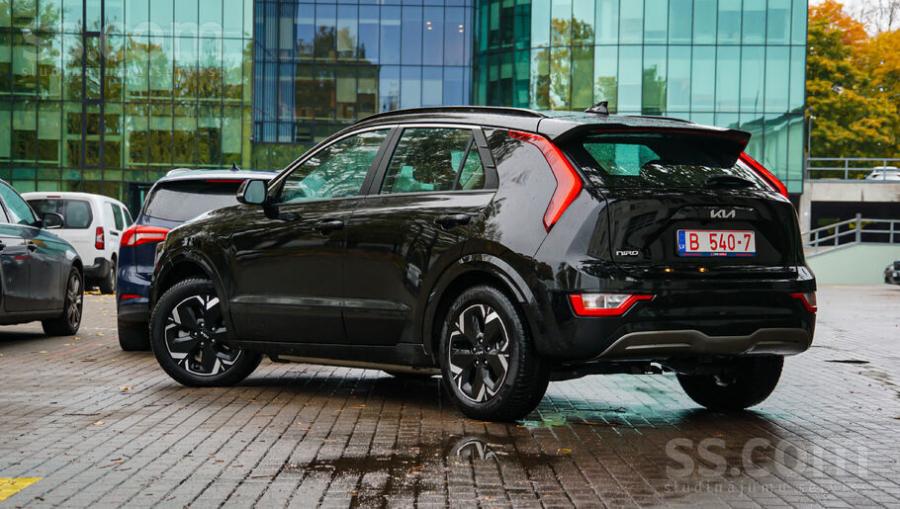 Black Kia Niro 2023 in Riga, with an engine capacity of 0.00 L and mileage of 108 thousand km for 26450 €, photo 8 on AUTOMOTO.COM.LV