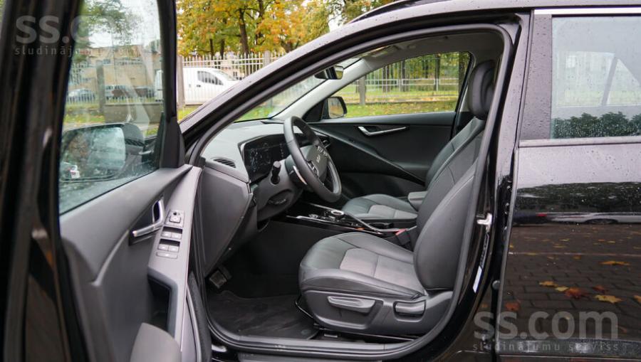 Black Kia Niro 2023 in Riga, with an engine capacity of 0.00 L and mileage of 108 thousand km for 26450 €, photo 10 on AUTOMOTO.COM.LV