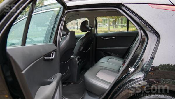 Black Kia Niro 2023 in Riga, with an engine capacity of 0.00 L and mileage of 108 thousand km for 26450 €, photo 11 on AUTOMOTO.COM.LV