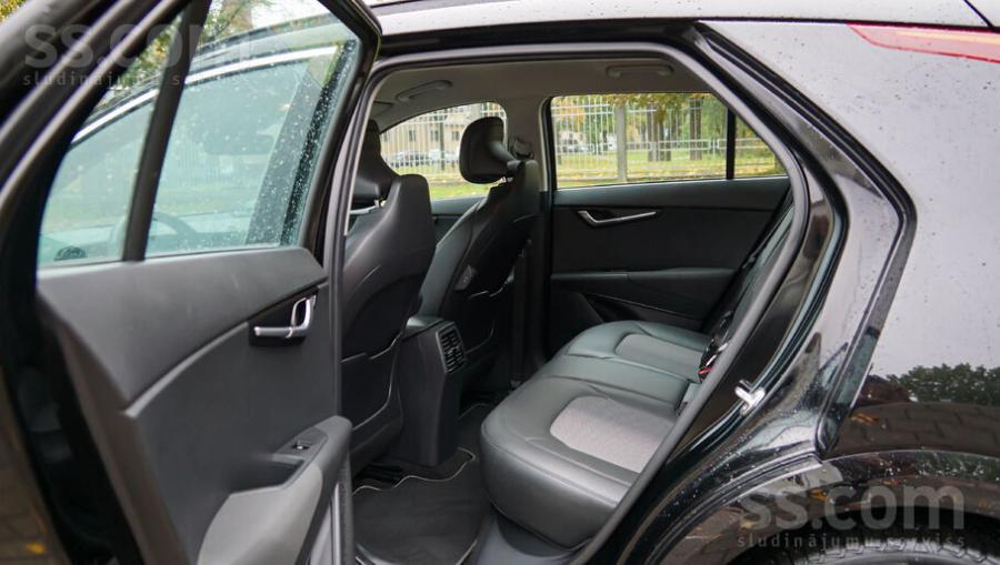 Black Kia Niro 2023 in Riga, with an engine capacity of 0.00 L and mileage of 108 thousand km for 26450 €, photo 11 on AUTOMOTO.COM.LV