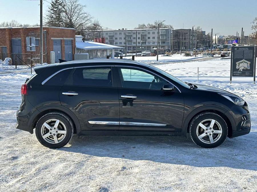 Black Kia Niro 2019 in Kaunas, with an engine capacity of 1.58 L and mileage of 258 thousand km for 8950 €, photo 3 on AUTOMOTO.COM.LV