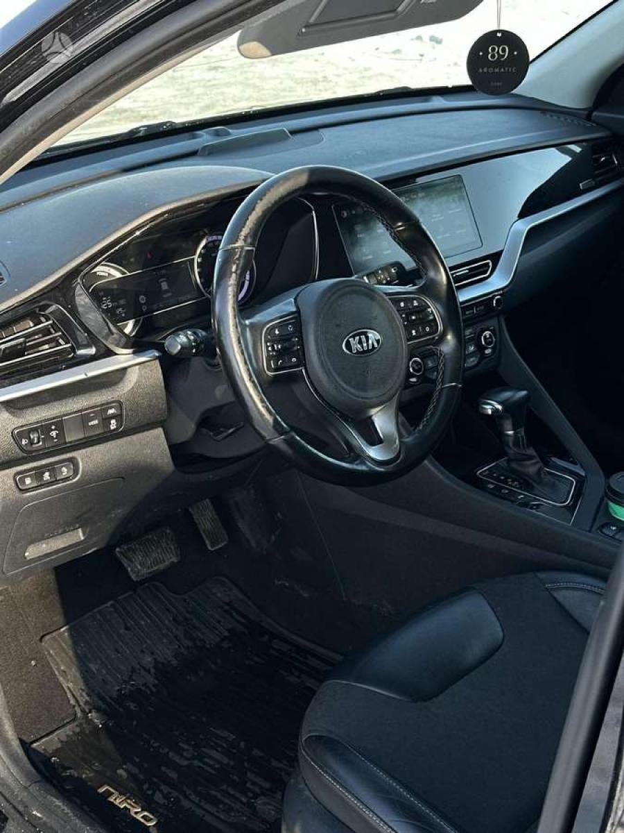 Black Kia Niro 2019 in Kaunas, with an engine capacity of 1.58 L and mileage of 258 thousand km for 8950 €, photo 10 on AUTOMOTO.COM.LV