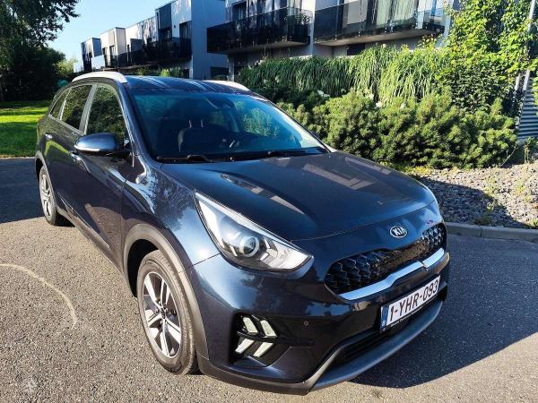Black Kia Niro 2020 in Kaunas, with an engine capacity of 1.60 L and mileage of 162 thousand km for 12999 €, photo 1 on AUTOMOTO.COM.LV