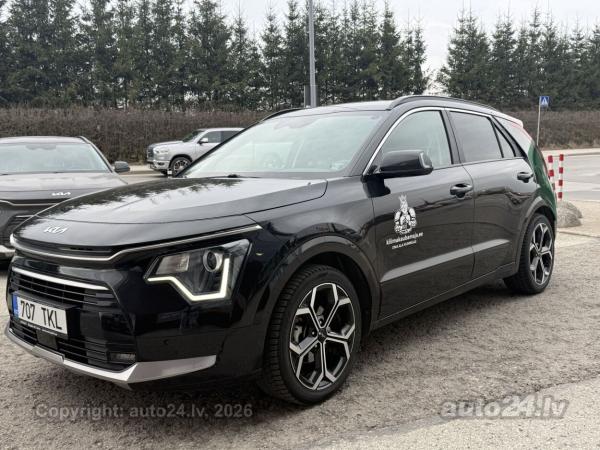 Melns Kia Niro 2023 Tallina, ar dzinēja tilpumu 1.60 L un nobraukumu 48 tūkst. km par 25707 €, foto 1 vietnē AUTOMOTO.COM.LV
