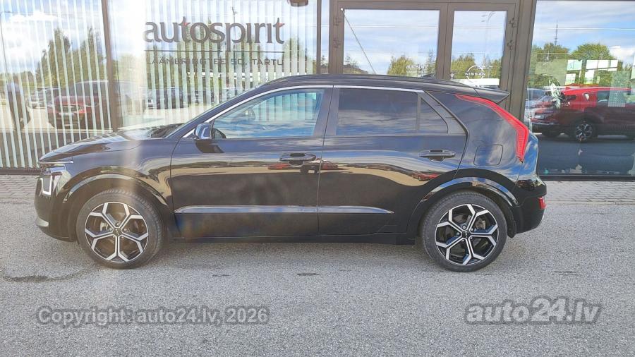Black Kia Niro 2023 in Tartu, with an engine capacity of 1.60 L and mileage of 25 thousand km for 24990 €, photo 3 on AUTOMOTO.COM.LV