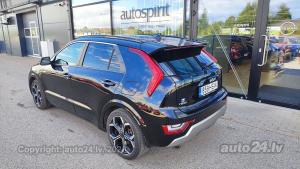 Black Kia Niro 2023 in Tartu, with an engine capacity of 1.60 L and mileage of 25 thousand km for 24990 €, photo 4 on AUTOMOTO.COM.LV