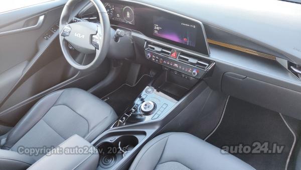 Black Kia Niro 2023 in Tartu, with an engine capacity of 1.60 L and mileage of 25 thousand km for 24990 €, photo 7 on AUTOMOTO.COM.LV