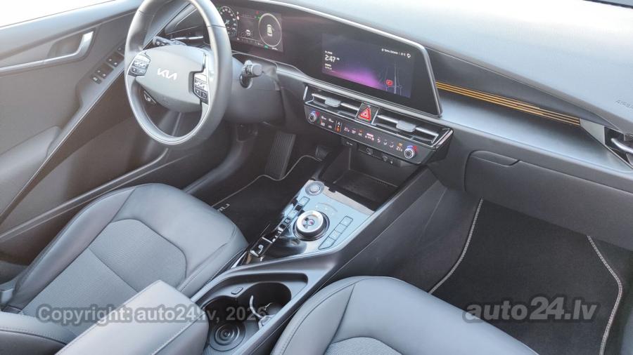 Black Kia Niro 2023 in Tartu, with an engine capacity of 1.60 L and mileage of 25 thousand km for 24990 €, photo 8 on AUTOMOTO.COM.LV