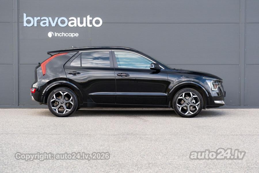 Black Kia Niro 2023 in Tartu, with an engine capacity of 1.80 L and mileage of 17 thousand km for 26900 €, photo 5 on AUTOMOTO.COM.LV