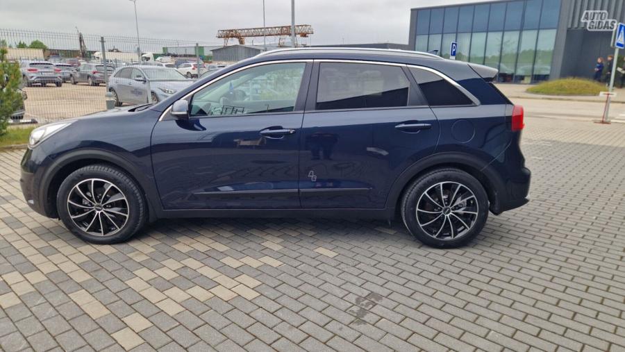 Blue Kia Niro 2018 in Siauliai, with an engine capacity of 1.60 L and mileage of 230 thousand km for 11500 €, photo 5 on AUTOMOTO.COM.LV