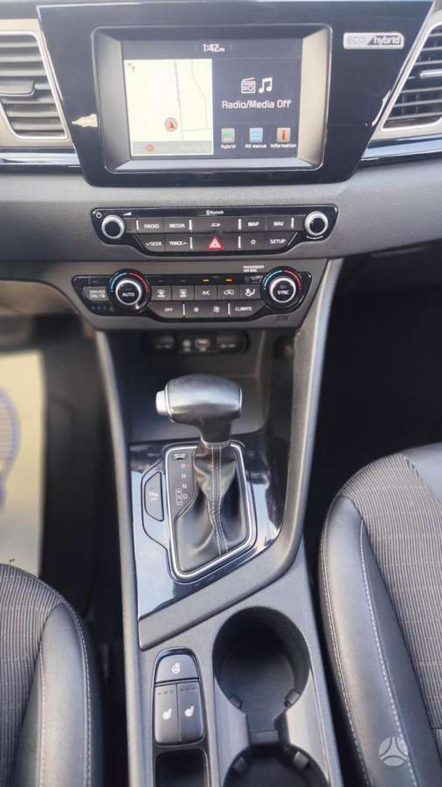 Blue Kia Niro 2018 in Kaunas, with an engine capacity of 1.60 L and mileage of 197 thousand km for 11950 €, photo 15 on AUTOMOTO.COM.LV
