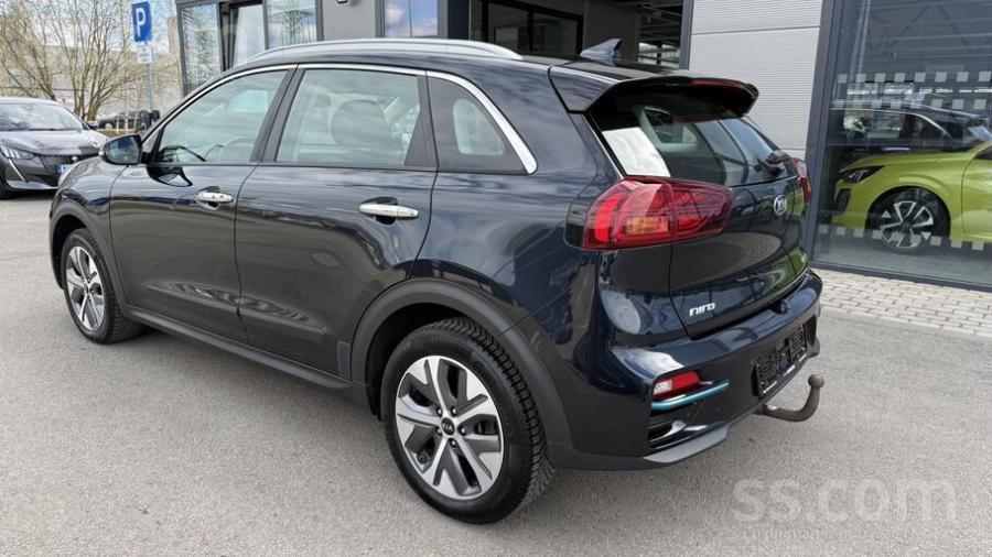 Blue Kia Niro 2020 in Riga, with an engine capacity of 0.00 L and mileage of 142 thousand km for 15900 €, photo 4 on AUTOMOTO.COM.LV