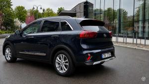 Blue Kia Niro 2020 in Riga, with an engine capacity of 1.58 L and mileage of 65 thousand km for 18490 €, photo 6 on AUTOMOTO.COM.LV
