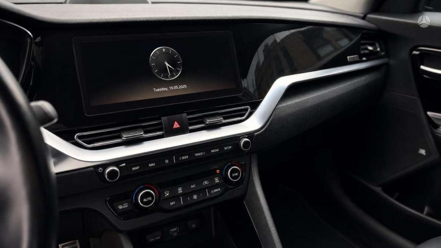 Blue Kia Niro 2020 in Riga, with an engine capacity of 1.58 L and mileage of 65 thousand km for 18490 €, photo 10 on AUTOMOTO.COM.LV