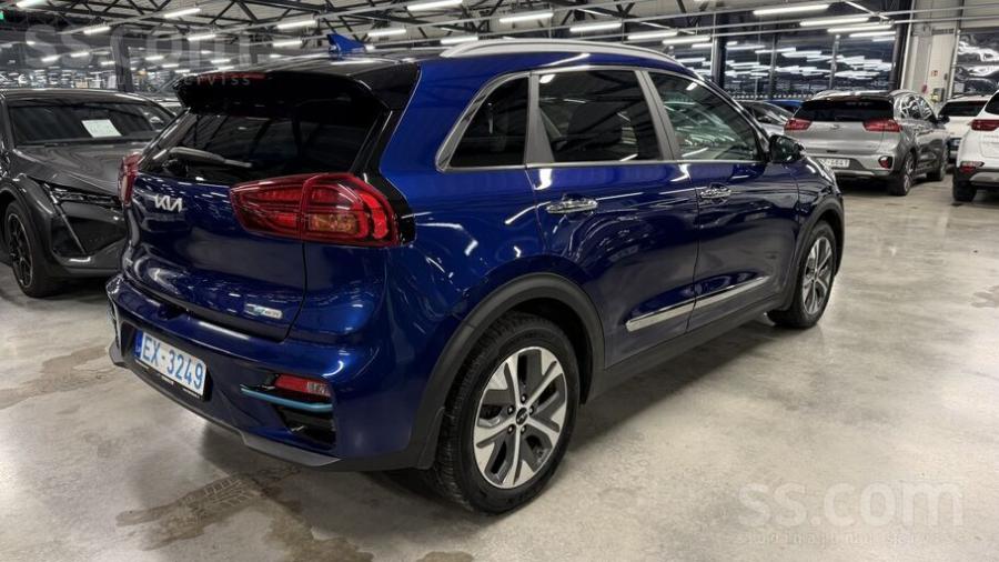 Blue Kia Niro 2021 in Riga, with an engine capacity of 1.60 L and mileage of 120 thousand km for 17900 €, photo 4 on AUTOMOTO.COM.LV
