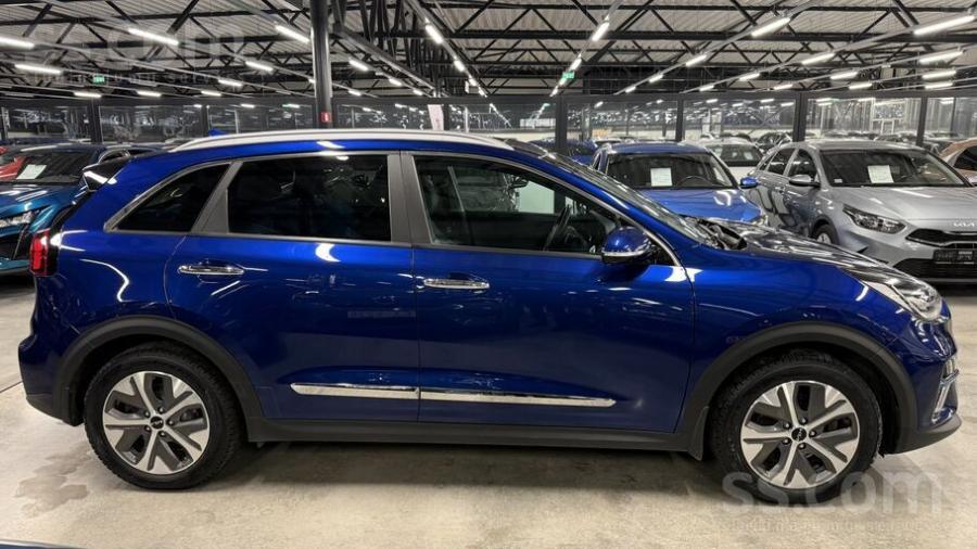 Blue Kia Niro 2021 in Riga, with an engine capacity of 1.60 L and mileage of 120 thousand km for 17900 €, photo 5 on AUTOMOTO.COM.LV