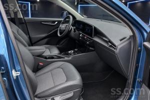 Blue Kia Niro 2022 in Riga, with an engine capacity of 1.60 L and mileage of 42 thousand km for 25900 €, photo 4 on AUTOMOTO.COM.LV