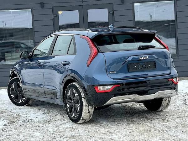 Blue Kia Niro 2023 in Jelgava, with an engine capacity of 0.00 L and mileage of 150 thousand km for 20000 €, photo 2 on AUTOMOTO.COM.LV