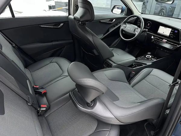 Blue Kia Niro 2023 in Jelgava, with an engine capacity of 0.00 L and mileage of 150 thousand km for 20000 €, photo 8 on AUTOMOTO.COM.LV