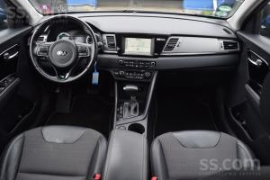 Blue Kia Niro 2019 in Riga, with an engine capacity of 1.60 L and mileage of 177 thousand km for 13500 €, photo 5 on AUTOMOTO.COM.LV