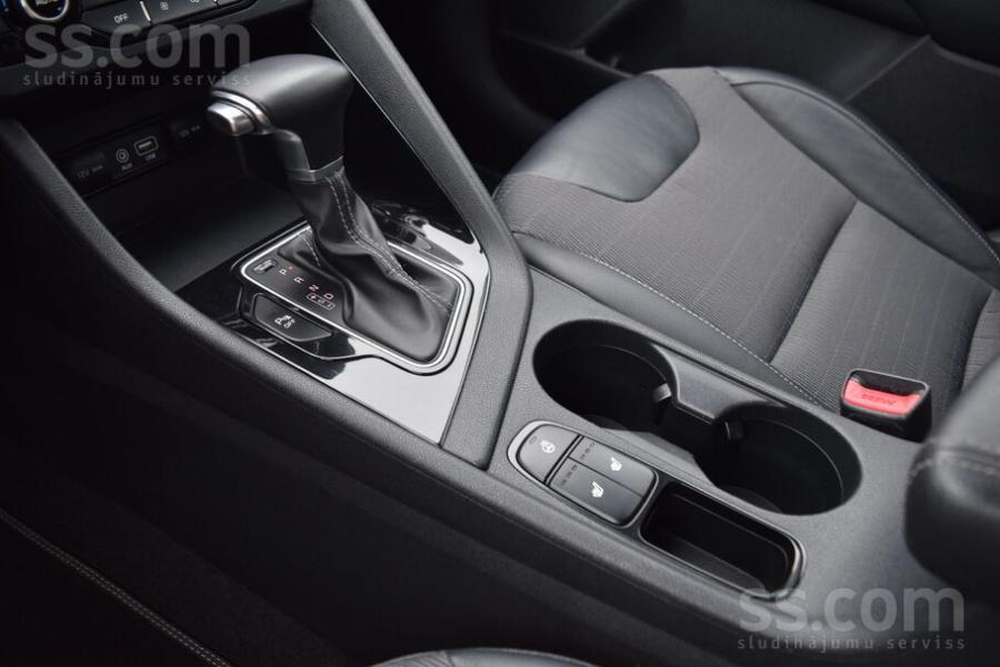 Blue Kia Niro 2019 in Riga, with an engine capacity of 1.60 L and mileage of 177 thousand km for 13500 €, photo 6 on AUTOMOTO.COM.LV