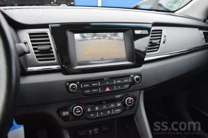Blue Kia Niro 2019 in Riga, with an engine capacity of 1.60 L and mileage of 177 thousand km for 13500 €, photo 7 on AUTOMOTO.COM.LV