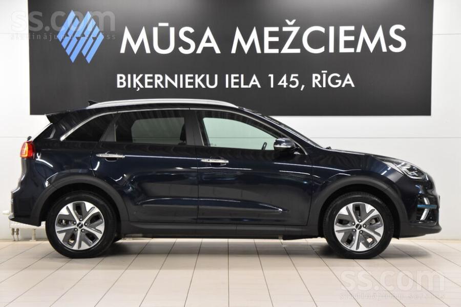 Blue Kia Niro 2021 in Riga, with an engine capacity of 1.60 L and mileage of 76 thousand km for 25490 €, photo 5 on AUTOMOTO.COM.LV
