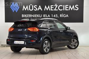 Blue Kia Niro 2021 in Riga, with an engine capacity of 1.60 L and mileage of 76 thousand km for 25490 €, photo 7 on AUTOMOTO.COM.LV