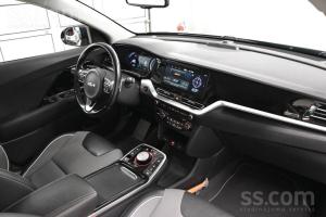 Blue Kia Niro 2021 in Riga, with an engine capacity of 1.60 L and mileage of 76 thousand km for 25490 €, photo 15 on AUTOMOTO.COM.LV