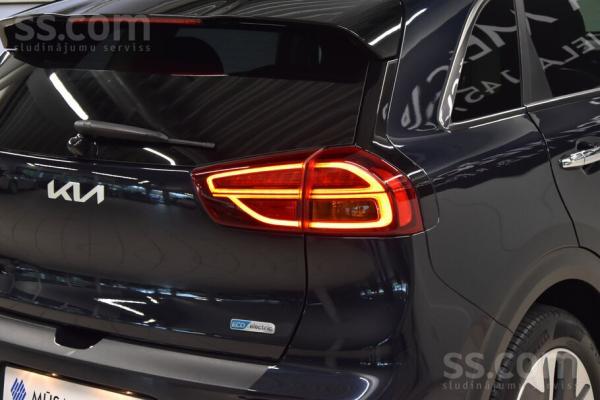 Blue Kia Niro 2021 in Riga, with an engine capacity of 1.60 L and mileage of 76 thousand km for 25490 €, photo 10 on AUTOMOTO.COM.LV