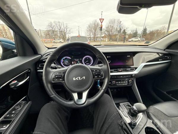 Zils Kia Niro 2022 Rīga, ar dzinēja tilpumu 1.60 L un nobraukumu 64 tūkst. km par 17500 €, foto 4 vietnē AUTOMOTO.COM.LV