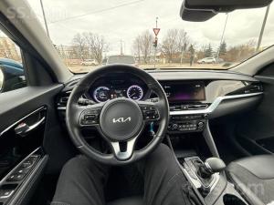 Blue Kia Niro 2022 in Riga, with an engine capacity of 1.60 L and mileage of 64 thousand km for 17500 €, photo 4 on AUTOMOTO.COM.LV