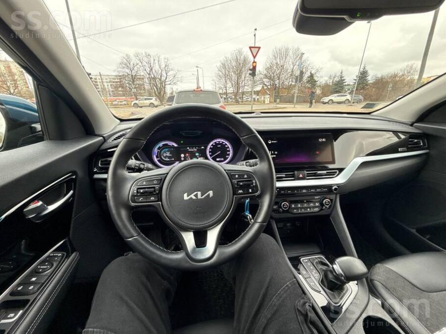 Blue Kia Niro 2022 in Riga, with an engine capacity of 1.60 L and mileage of 64 thousand km for 17500 €, photo 4 on AUTOMOTO.COM.LV