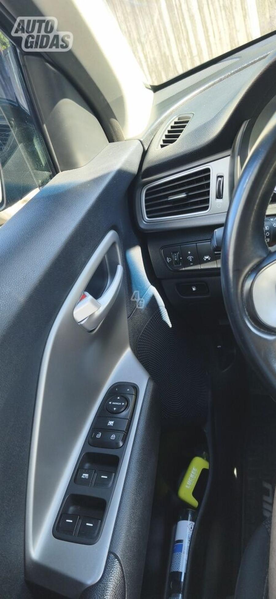 Brown Kia Niro 2017 in Vilnius, with an engine capacity of 1.60 L and mileage of 203 thousand km for 10000 €, photo 4 on AUTOMOTO.COM.LV