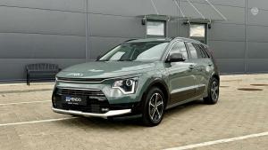 Green Kia Niro 2023 in Vilnius, with an engine capacity of 1.58 L and mileage of 73 thousand km for 21990 €, photo  on AUTOMOTO.COM.LV