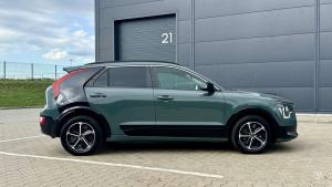 Green Kia Niro 2023 in Vilnius, with an engine capacity of 1.58 L and mileage of 73 thousand km for 21990 €, photo 8 on AUTOMOTO.COM.LV