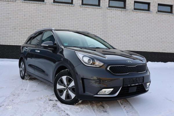 Pelēks Kia Niro 2016 Alīta, ar dzinēja tilpumu 1.60 L un nobraukumu 171 tūkst. km par 9950 €, foto 2 vietnē AUTOMOTO.COM.LV