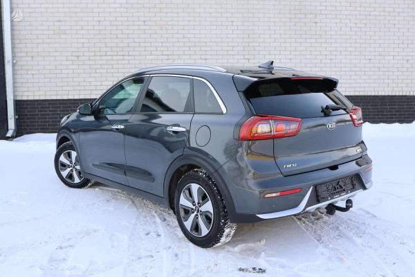 Pelēks Kia Niro 2016 Alīta, ar dzinēja tilpumu 1.60 L un nobraukumu 171 tūkst. km par 9950 €, foto 3 vietnē AUTOMOTO.COM.LV