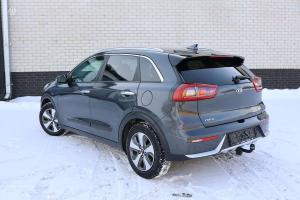 Pelēks Kia Niro 2016 Alīta, ar dzinēja tilpumu 1.60 L un nobraukumu 171 tūkst. km par 9950 €, foto 3 vietnē AUTOMOTO.COM.LV