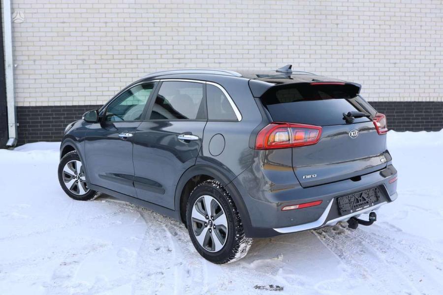 Pelēks Kia Niro 2016 Alīta, ar dzinēja tilpumu 1.60 L un nobraukumu 171 tūkst. km par 9950 €, foto 3 vietnē AUTOMOTO.COM.LV