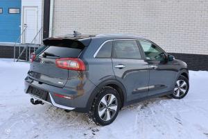 Pelēks Kia Niro 2016 Alīta, ar dzinēja tilpumu 1.60 L un nobraukumu 171 tūkst. km par 9950 €, foto 4 vietnē AUTOMOTO.COM.LV