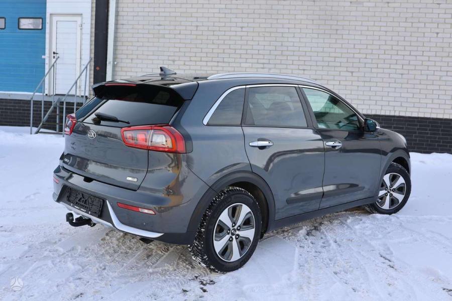 Pelēks Kia Niro 2016 Alīta, ar dzinēja tilpumu 1.60 L un nobraukumu 171 tūkst. km par 9950 €, foto 4 vietnē AUTOMOTO.COM.LV