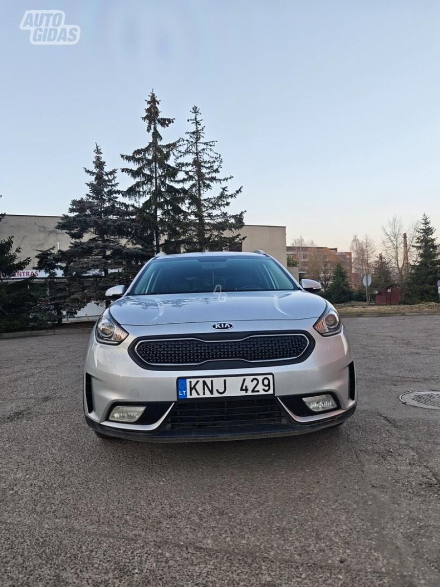 Grey Kia Niro 2017 in Lazdijai, with an engine capacity of 1.60 L and mileage of 158 thousand km for 11000 €, photo 2 on AUTOMOTO.COM.LV