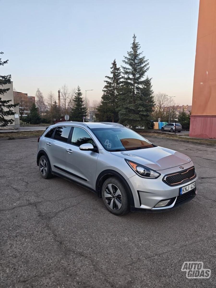 Grey Kia Niro 2017 in Lazdijai, with an engine capacity of 1.60 L and mileage of 158 thousand km for 11000 €, photo 3 on AUTOMOTO.COM.LV
