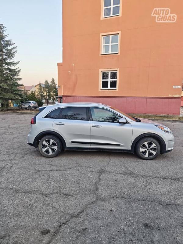Grey Kia Niro 2017 in Lazdijai, with an engine capacity of 1.60 L and mileage of 158 thousand km for 11000 €, photo 4 on AUTOMOTO.COM.LV
