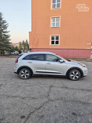 Grey Kia Niro 2017 in Lazdijai, with an engine capacity of 1.60 L and mileage of 158 thousand km for 11000 €, photo 4 on AUTOMOTO.COM.LV